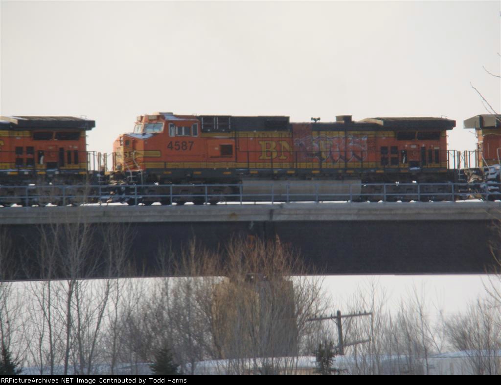 BNSF 4587